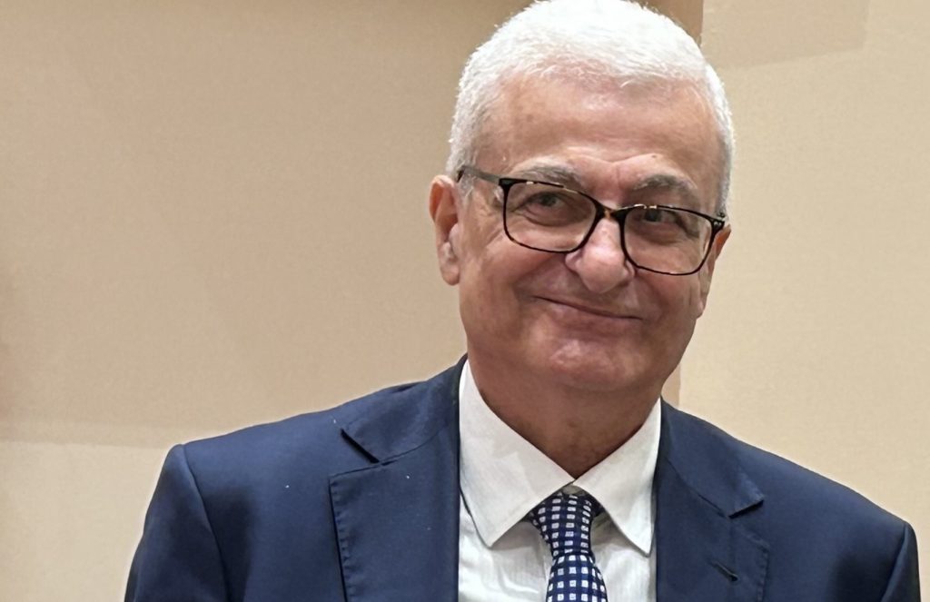 Il Dottor Raffaele De Rosa riceve una targa di riconoscimento all ...